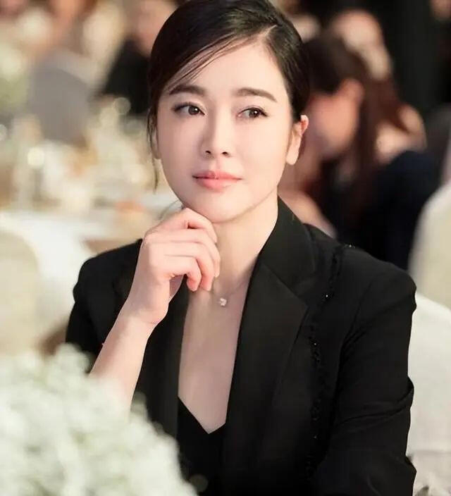 她全裸出镜迷倒王志文 如今47岁的她归来杀疯了 - 人在温哥华网 VanPeople.com