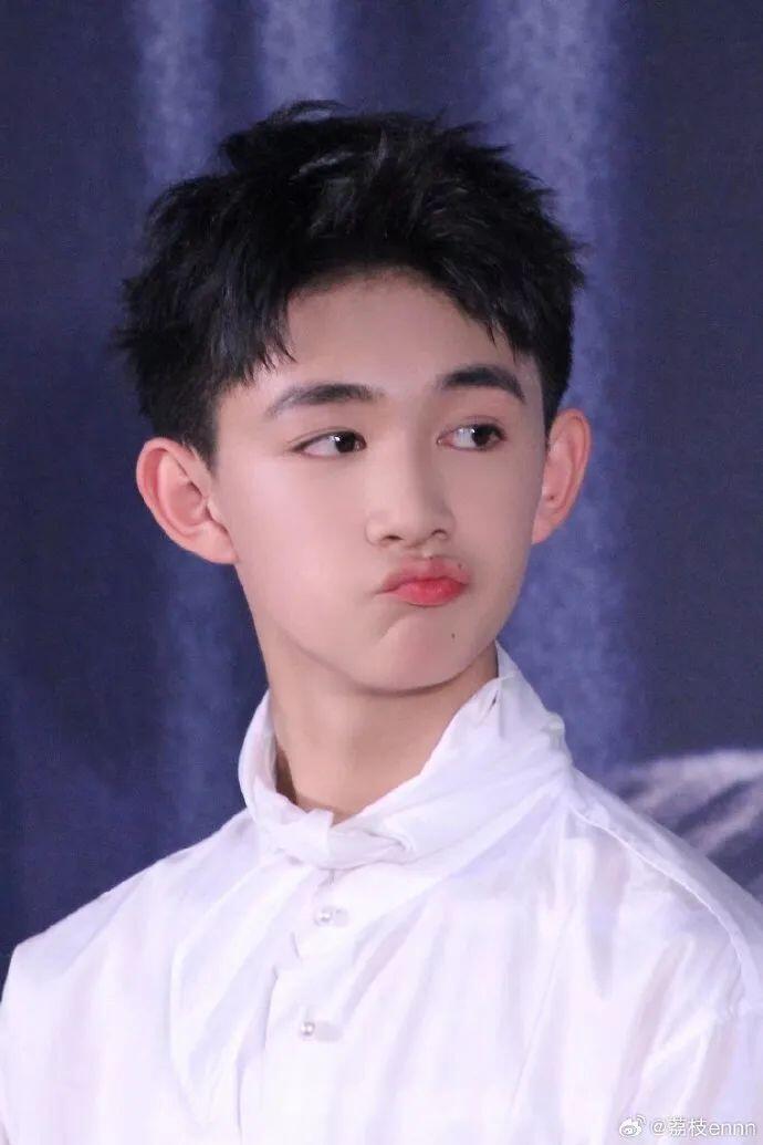 吴磊的弟弟爆火：182cm贵气少爷，18岁拿下内娱第一 - 人在温哥华网 VanPeople.com