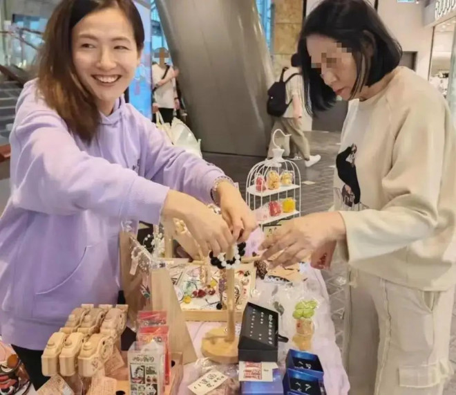 42岁TVB女星在商场摆摊卖饰品！入行拍过上百部剧 - 人在温哥华网 VanPeople.com