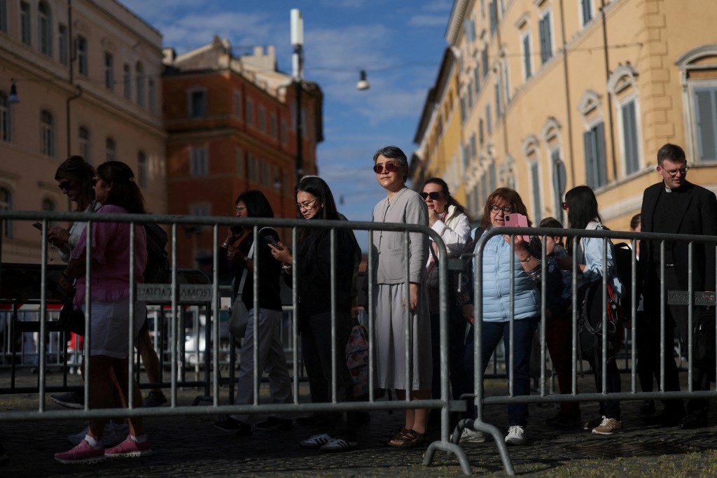 方济各逝世︱圣母大殿极简墓穴曝光 射灯照十字架配白玫瑰 - 人在温哥华网 VanPeople.com